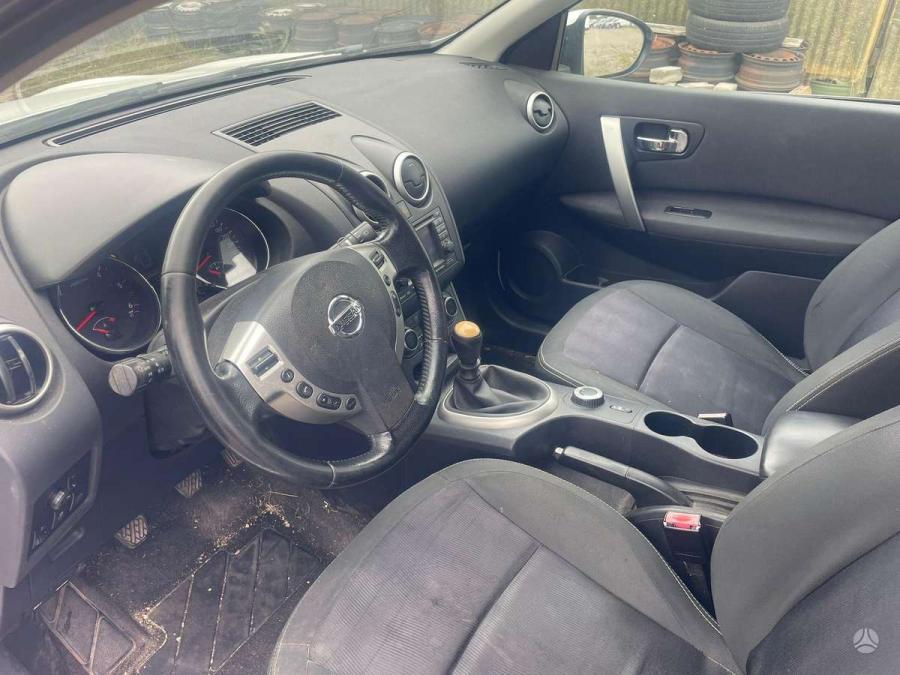 White Nissan Qashqai 2013 in Panevezys, with an engine capacity of 1.60 L and mileage of 268 thousand km for 3900 €, photo 7 on AUTOMOTO.COM.LV