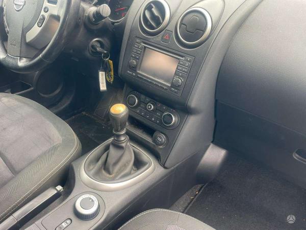 White Nissan Qashqai 2013 in Panevezys, with an engine capacity of 1.60 L and mileage of 268 thousand km for 3900 €, photo 7 on AUTOMOTO.COM.LV