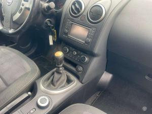 White Nissan Qashqai 2013 in Panevezys, with an engine capacity of 1.60 L and mileage of 268 thousand km for 3900 €, photo 8 on AUTOMOTO.COM.LV