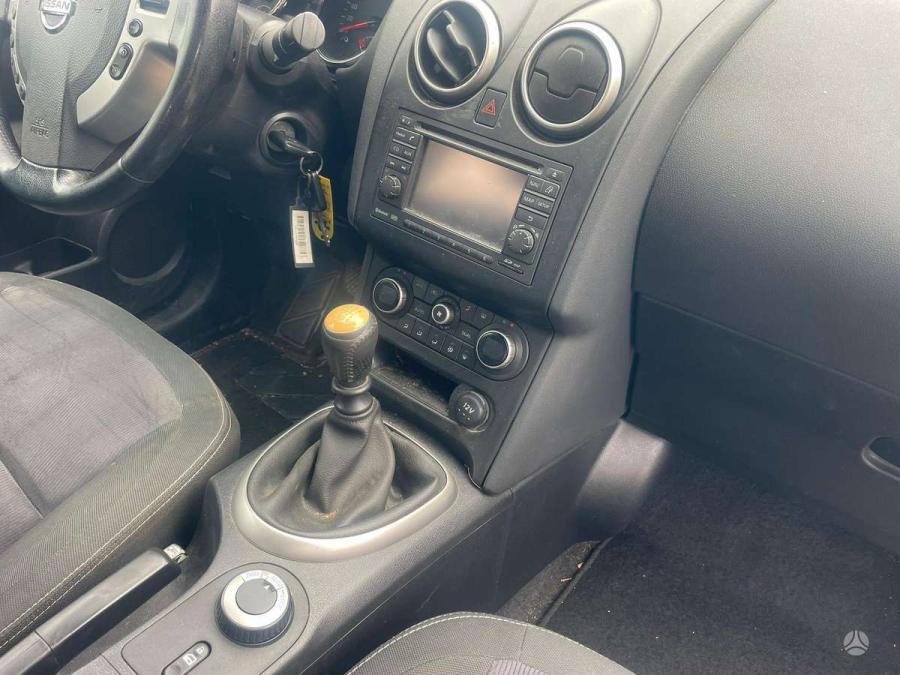 White Nissan Qashqai 2013 in Panevezys, with an engine capacity of 1.60 L and mileage of 268 thousand km for 3900 €, photo 8 on AUTOMOTO.COM.LV