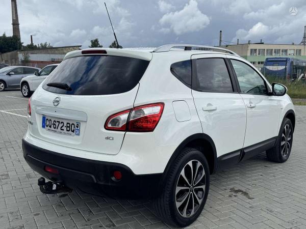 White Nissan Qashqai 2013 in Taurage, with an engine capacity of 1.60 L and mileage of 232 thousand km for 5400 €, photo 4 on AUTOMOTO.COM.LV