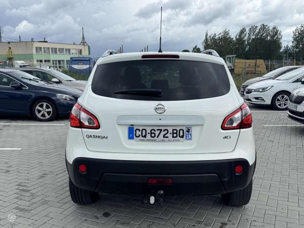 White Nissan Qashqai 2013 in Taurage, with an engine capacity of 1.60 L and mileage of 232 thousand km for 5400 €, photo 5 on AUTOMOTO.COM.LV