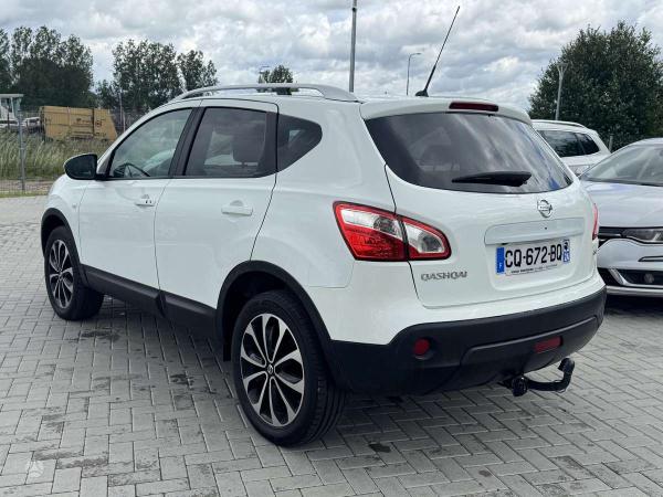 White Nissan Qashqai 2013 in Taurage, with an engine capacity of 1.60 L and mileage of 232 thousand km for 5400 €, photo 6 on AUTOMOTO.COM.LV