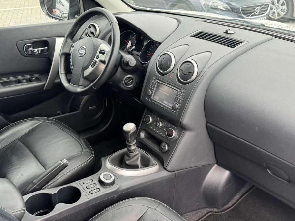 White Nissan Qashqai 2013 in Taurage, with an engine capacity of 1.60 L and mileage of 232 thousand km for 5400 €, photo 10 on AUTOMOTO.COM.LV