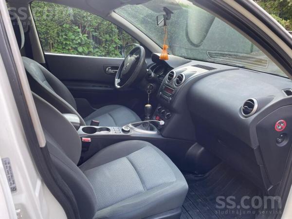 White Nissan Qashqai 2013 in Ogre, with an engine capacity of 1.60 L and mileage of 152 thousand km for 7500 €, photo 2 on AUTOMOTO.COM.LV