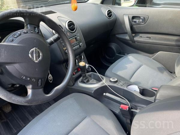 White Nissan Qashqai 2013 in Ogre, with an engine capacity of 1.60 L and mileage of 152 thousand km for 7500 €, photo 4 on AUTOMOTO.COM.LV