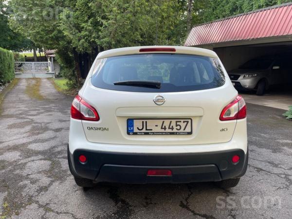 White Nissan Qashqai 2013 in Ogre, with an engine capacity of 1.60 L and mileage of 152 thousand km for 7500 €, photo 7 on AUTOMOTO.COM.LV