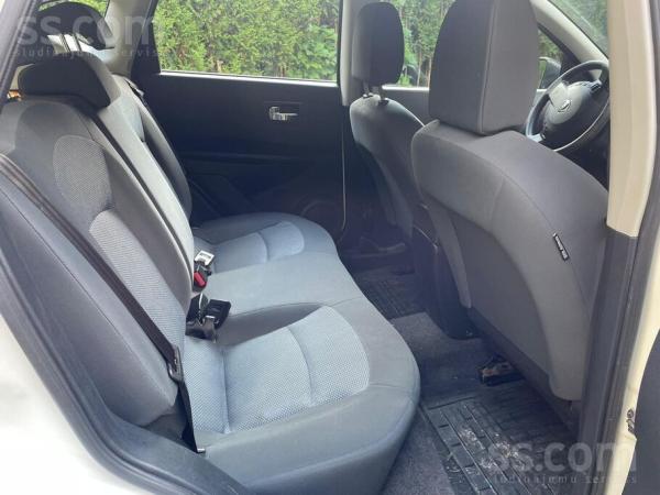 White Nissan Qashqai 2013 in Ogre, with an engine capacity of 1.60 L and mileage of 152 thousand km for 7500 €, photo 9 on AUTOMOTO.COM.LV