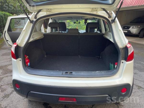 White Nissan Qashqai 2013 in Ogre, with an engine capacity of 1.60 L and mileage of 152 thousand km for 7500 €, photo 10 on AUTOMOTO.COM.LV