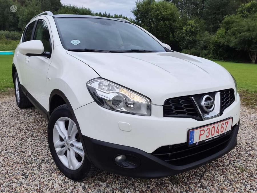 White Nissan Qashqai 2013 in Trakai, with an engine capacity of 1.60 L and mileage of 290 thousand km for 4540 €, photo 3 on AUTOMOTO.COM.LV