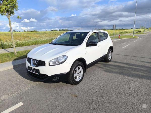 White Nissan Qashqai 2013 in Marijampole, with an engine capacity of 1.60 L and mileage of 305 thousand km for 3200 €, photo 1 on AUTOMOTO.COM.LV