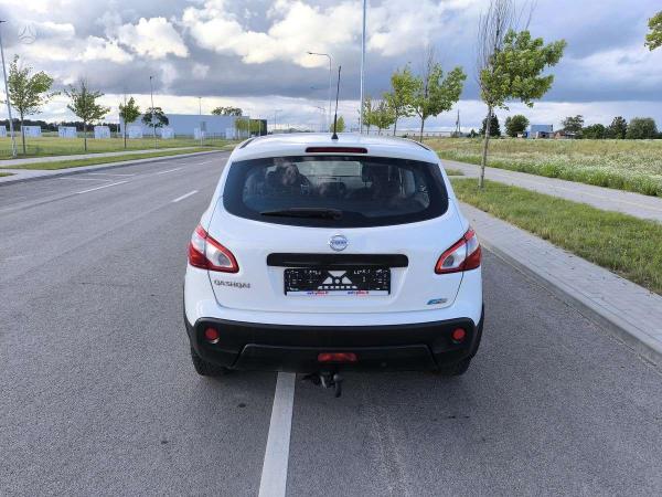 White Nissan Qashqai 2013 in Marijampole, with an engine capacity of 1.60 L and mileage of 305 thousand km for 3200 €, photo 4 on AUTOMOTO.COM.LV