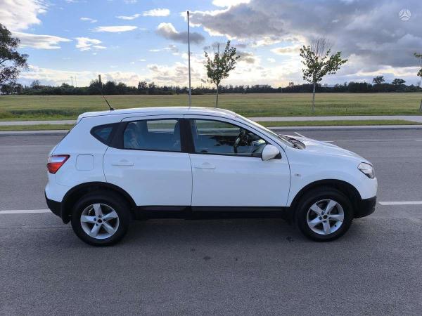 White Nissan Qashqai 2013 in Marijampole, with an engine capacity of 1.60 L and mileage of 305 thousand km for 3200 €, photo 6 on AUTOMOTO.COM.LV