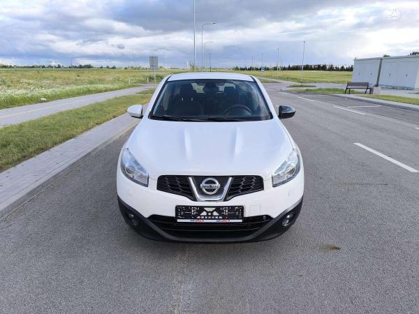 White Nissan Qashqai 2013 in Marijampole, with an engine capacity of 1.60 L and mileage of 305 thousand km for 3200 €, photo 8 on AUTOMOTO.COM.LV