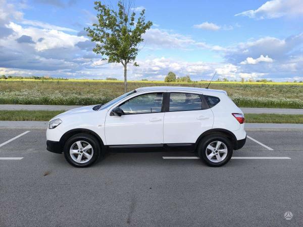 White Nissan Qashqai 2013 in Marijampole, with an engine capacity of 1.60 L and mileage of 305 thousand km for 3200 €, photo 2 on AUTOMOTO.COM.LV