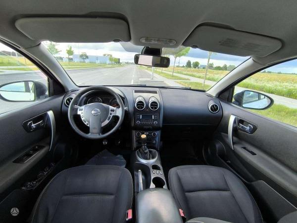 White Nissan Qashqai 2013 in Marijampole, with an engine capacity of 1.60 L and mileage of 305 thousand km for 3200 €, photo 10 on AUTOMOTO.COM.LV