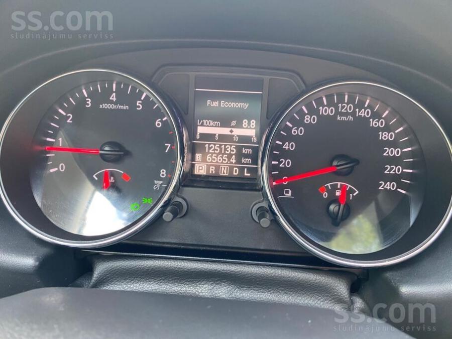 White Nissan Qashqai 2013 in Riga, with an engine capacity of 1.60 L and mileage of 125 thousand km for 7500 €, photo 8 on AUTOMOTO.COM.LV