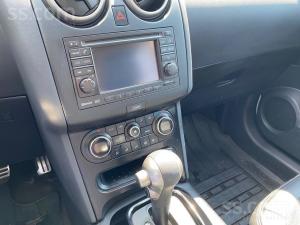 White Nissan Qashqai 2013 in Riga, with an engine capacity of 1.60 L and mileage of 125 thousand km for 7500 €, photo 12 on AUTOMOTO.COM.LV