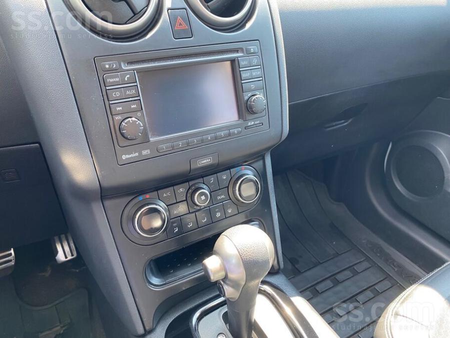White Nissan Qashqai 2013 in Riga, with an engine capacity of 1.60 L and mileage of 125 thousand km for 7500 €, photo 12 on AUTOMOTO.COM.LV
