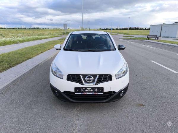 White Nissan Qashqai 2013 in Marijampole, with an engine capacity of 1.60 L and mileage of 305 thousand km for 2800 €, photo 8 on AUTOMOTO.COM.LV