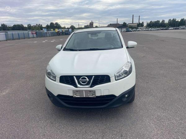 White Nissan Qashqai 2013 in Panevezys, with an engine capacity of 1.60 L and mileage of 268 thousand km for 4700 €, photo 2 on AUTOMOTO.COM.LV