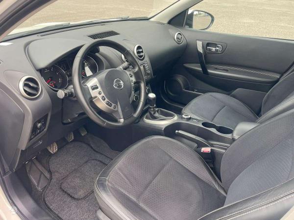 White Nissan Qashqai 2013 in Panevezys, with an engine capacity of 1.60 L and mileage of 268 thousand km for 4700 €, photo 8 on AUTOMOTO.COM.LV