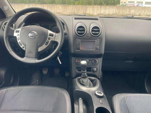 White Nissan Qashqai 2013 in Panevezys, with an engine capacity of 1.60 L and mileage of 268 thousand km for 4700 €, photo 10 on AUTOMOTO.COM.LV