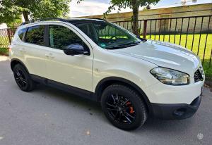 Balts Nissan Qashqai 2013 Klaipėda, ar dzinēja tilpumu 1.60 L un nobraukumu 236 tūkst. km par 5899 €, foto  vietnē AUTOMOTO.COM.LV