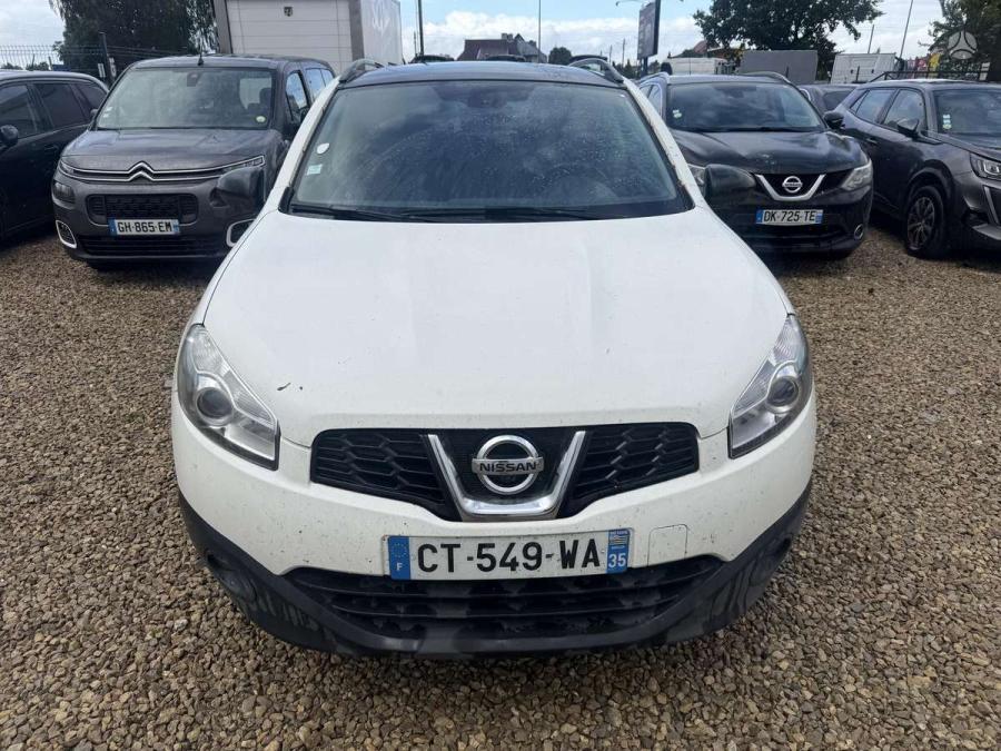 White Nissan Qashqai 2013 in Taurage, with an engine capacity of 1.60 L and mileage of 200 thousand km for 3900 €, photo 3 on AUTOMOTO.COM.LV