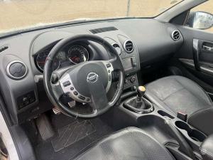 White Nissan Qashqai 2013 in Taurage, with an engine capacity of 1.60 L and mileage of 200 thousand km for 3900 €, photo 9 on AUTOMOTO.COM.LV