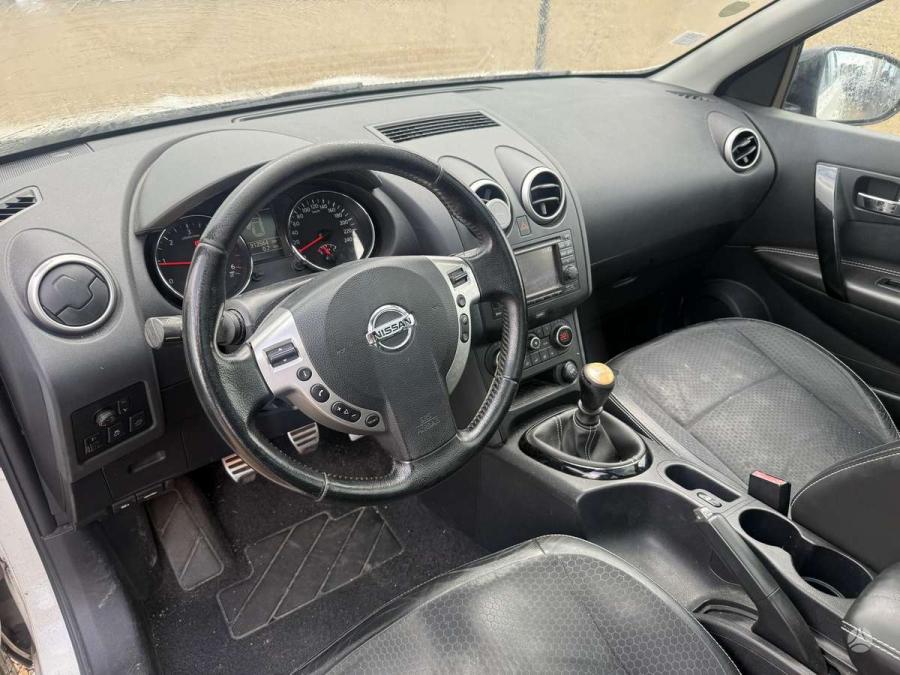White Nissan Qashqai 2013 in Taurage, with an engine capacity of 1.60 L and mileage of 200 thousand km for 3900 €, photo 9 on AUTOMOTO.COM.LV