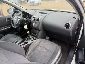White Nissan Qashqai 2013 in Taurage, with an engine capacity of 1.60 L and mileage of 200 thousand km for 3900 €, photo 10 on AUTOMOTO.COM.LV