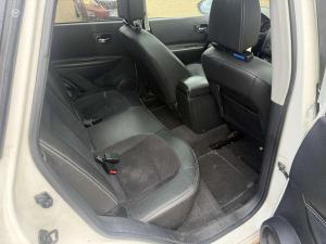 White Nissan Qashqai 2013 in Taurage, with an engine capacity of 1.60 L and mileage of 200 thousand km for 3900 €, photo 11 on AUTOMOTO.COM.LV
