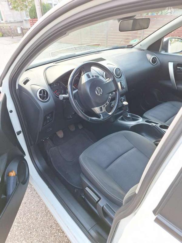 Nissan Qashqai 2013 in Marijampole on AUTOMOTO.COM.LV White Nissan Qashqai 2013 in Marijampole, with an engine capacity of 1.60 L and mileage of 100 thousand km for 5800 €, photo 7 on AUTOMOTO.COM.LV