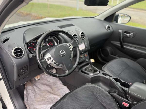 White Nissan Qashqai 2013 in Taurage, with an engine capacity of 1.60 L and mileage of 190 thousand km for 4200 €, photo 11 on AUTOMOTO.COM.LV