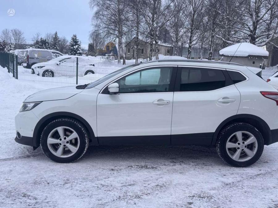 White Nissan Qashqai 2014 in Silale, with an engine capacity of 1.60 L and mileage of 195 thousand km for 9500 €, photo 4 on AUTOMOTO.COM.LV