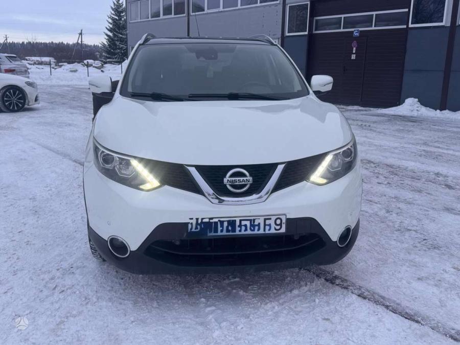 White Nissan Qashqai 2014 in Silale, with an engine capacity of 1.60 L and mileage of 195 thousand km for 9500 €, photo 6 on AUTOMOTO.COM.LV
