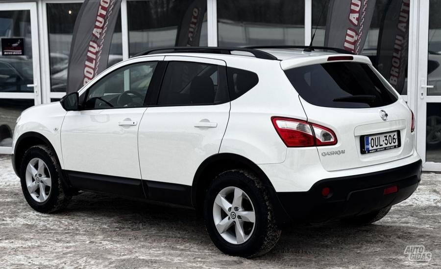White Nissan Qashqai 2014 in Radviliskis, with an engine capacity of 1.60 L and mileage of 224 thousand km for 5750 €, photo 11 on AUTOMOTO.COM.LV