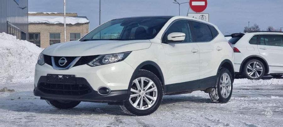 White Nissan Qashqai 2014 in Siauliai, with an engine capacity of 1.60 L and mileage of 220 thousand km for 8300 €, photo 1 on AUTOMOTO.COM.LV