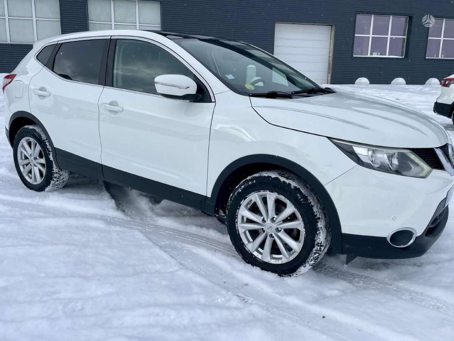 White Nissan Qashqai 2014 in Taurage, with an engine capacity of 1.60 L and mileage of 260 thousand km for 7200 €, photo 3 on AUTOMOTO.COM.LV