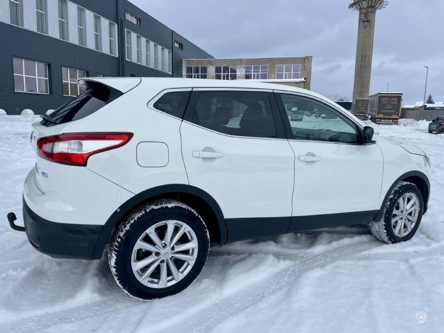 White Nissan Qashqai 2014 in Taurage, with an engine capacity of 1.60 L and mileage of 260 thousand km for 7200 €, photo 5 on AUTOMOTO.COM.LV
