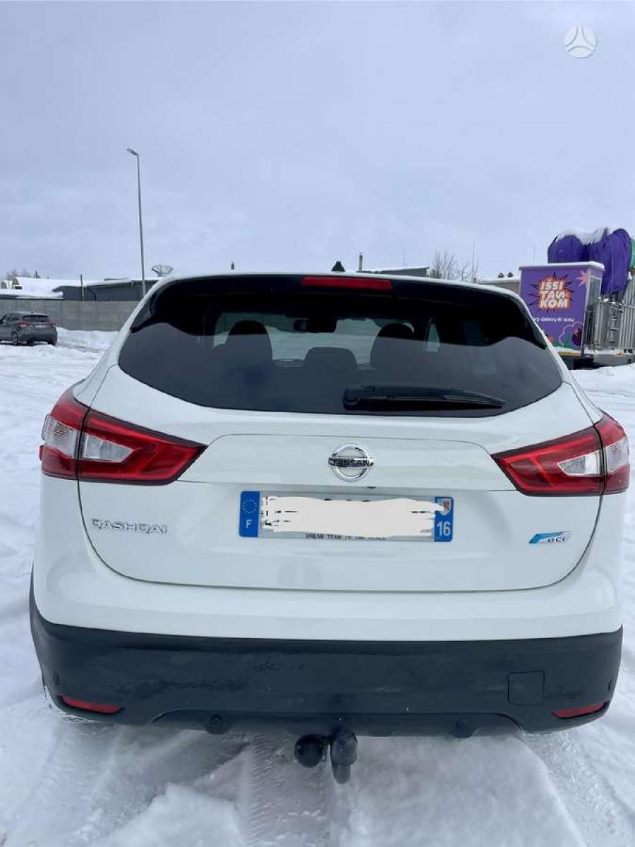 White Nissan Qashqai 2014 in Taurage, with an engine capacity of 1.60 L and mileage of 260 thousand km for 7200 €, photo 6 on AUTOMOTO.COM.LV