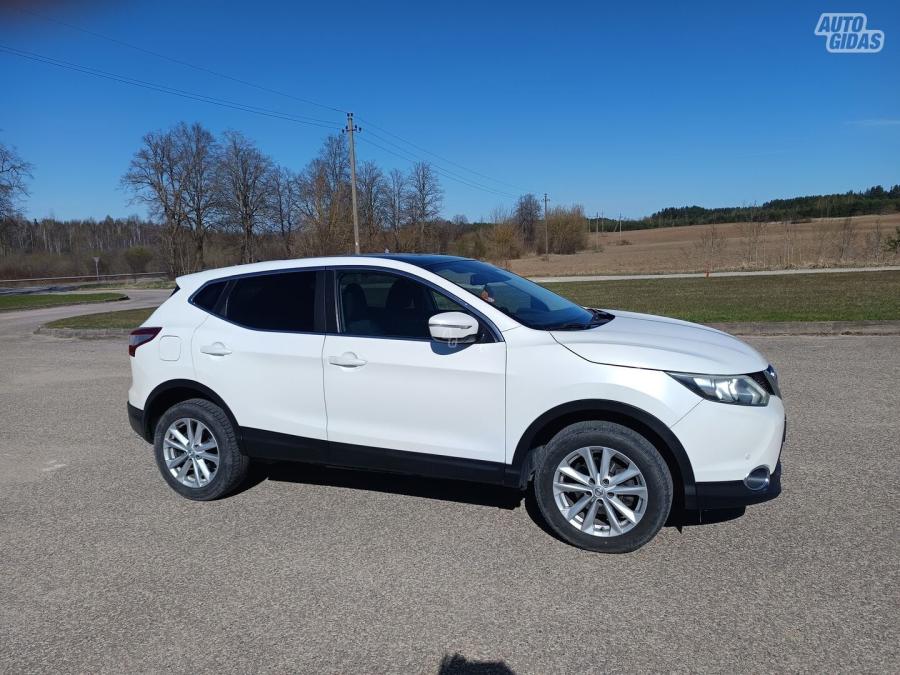White Nissan Qashqai 2014 in Vilnius, with an engine capacity of 1.50 L and mileage of 233 thousand km for 8300 €, photo 1 on AUTOMOTO.COM.LV
