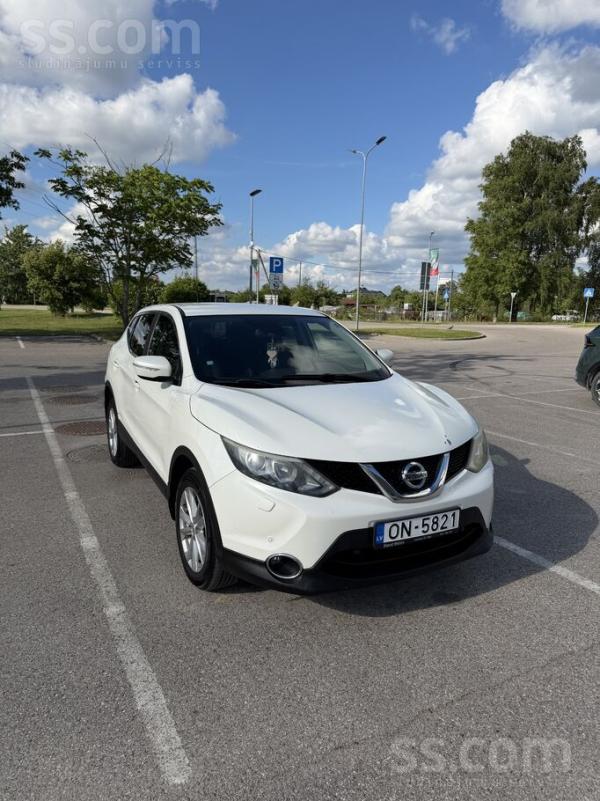 White Nissan Qashqai 2014 in Riga, with an engine capacity of 1.60 L and mileage of 275 thousand km for 5900 €, photo 1 on AUTOMOTO.COM.LV