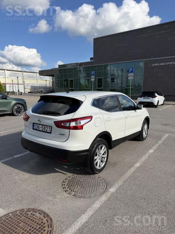 White Nissan Qashqai 2014 in Riga, with an engine capacity of 1.60 L and mileage of 275 thousand km for 5900 €, photo 2 on AUTOMOTO.COM.LV