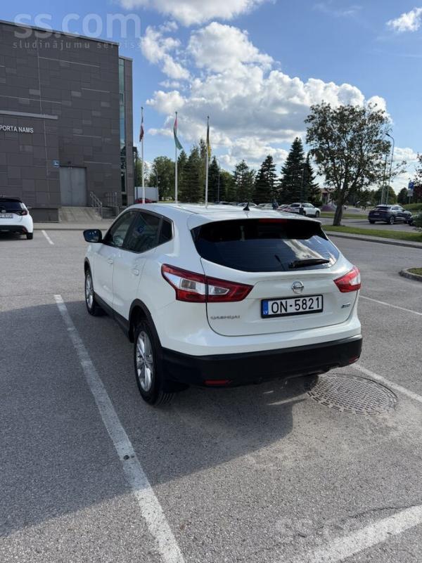 White Nissan Qashqai 2014 in Riga, with an engine capacity of 1.60 L and mileage of 275 thousand km for 5900 €, photo 3 on AUTOMOTO.COM.LV