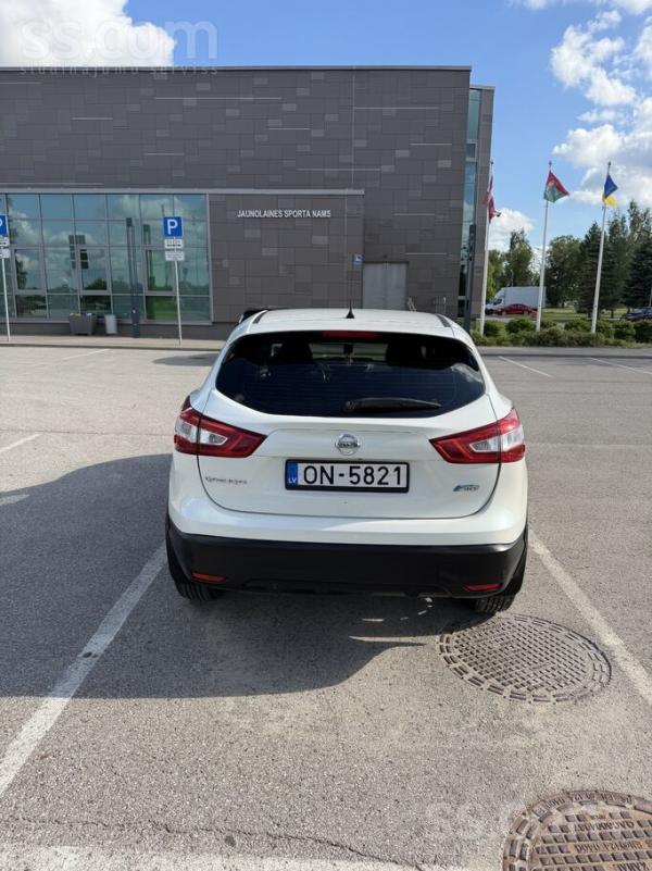 White Nissan Qashqai 2014 in Riga, with an engine capacity of 1.60 L and mileage of 275 thousand km for 5900 €, photo 4 on AUTOMOTO.COM.LV