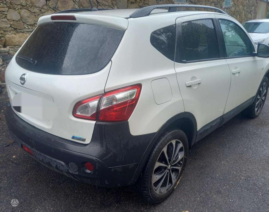 White Nissan Qashqai 2014 in Panevezys, with an engine capacity of 1.60 L and mileage of 250 thousand km for 3150 €, photo 5 on AUTOMOTO.COM.LV