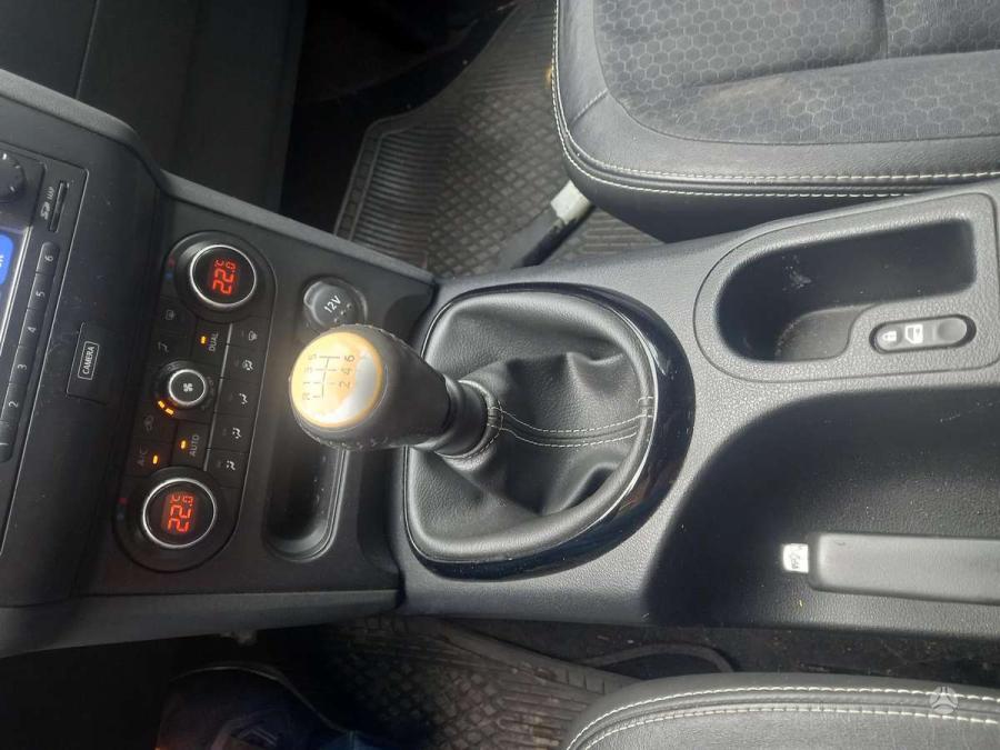 White Nissan Qashqai 2014 in Panevezys, with an engine capacity of 1.60 L and mileage of 250 thousand km for 3150 €, photo 7 on AUTOMOTO.COM.LV
