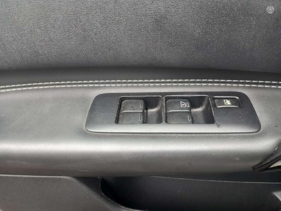 White Nissan Qashqai 2014 in Panevezys, with an engine capacity of 1.60 L and mileage of 250 thousand km for 3150 €, photo 9 on AUTOMOTO.COM.LV